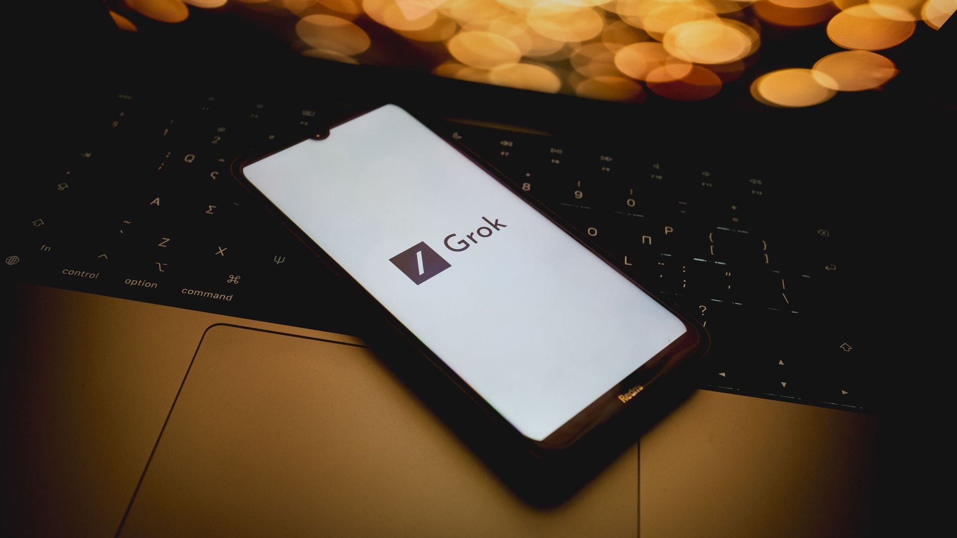 Grok, l’IA de X (ex-Twitter), fait fuiter 370.000 conversations privées - RTBF Actus