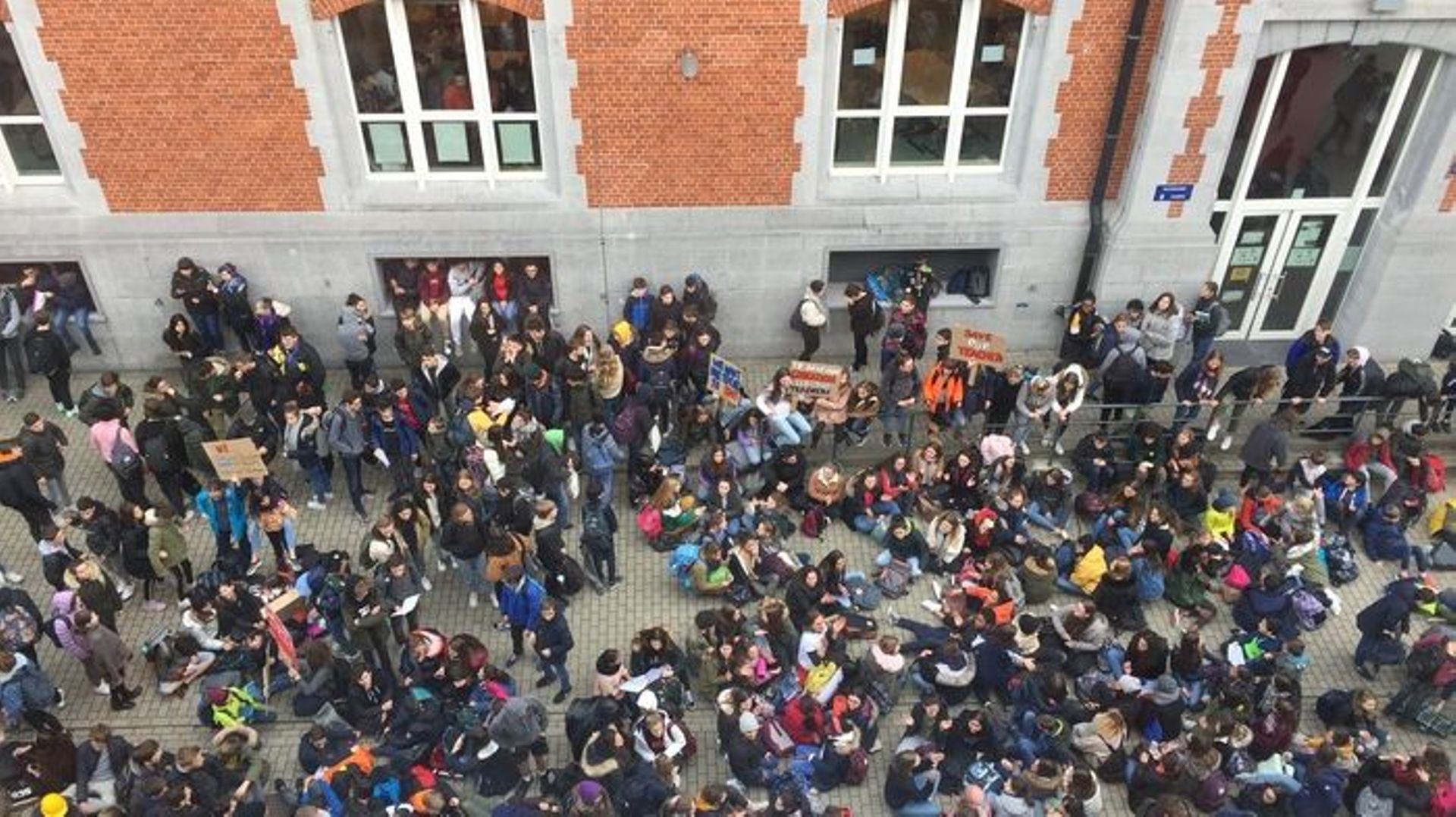 Les élèves de l'Ecole européenne IV à Laeken manifestent pour... garder ...