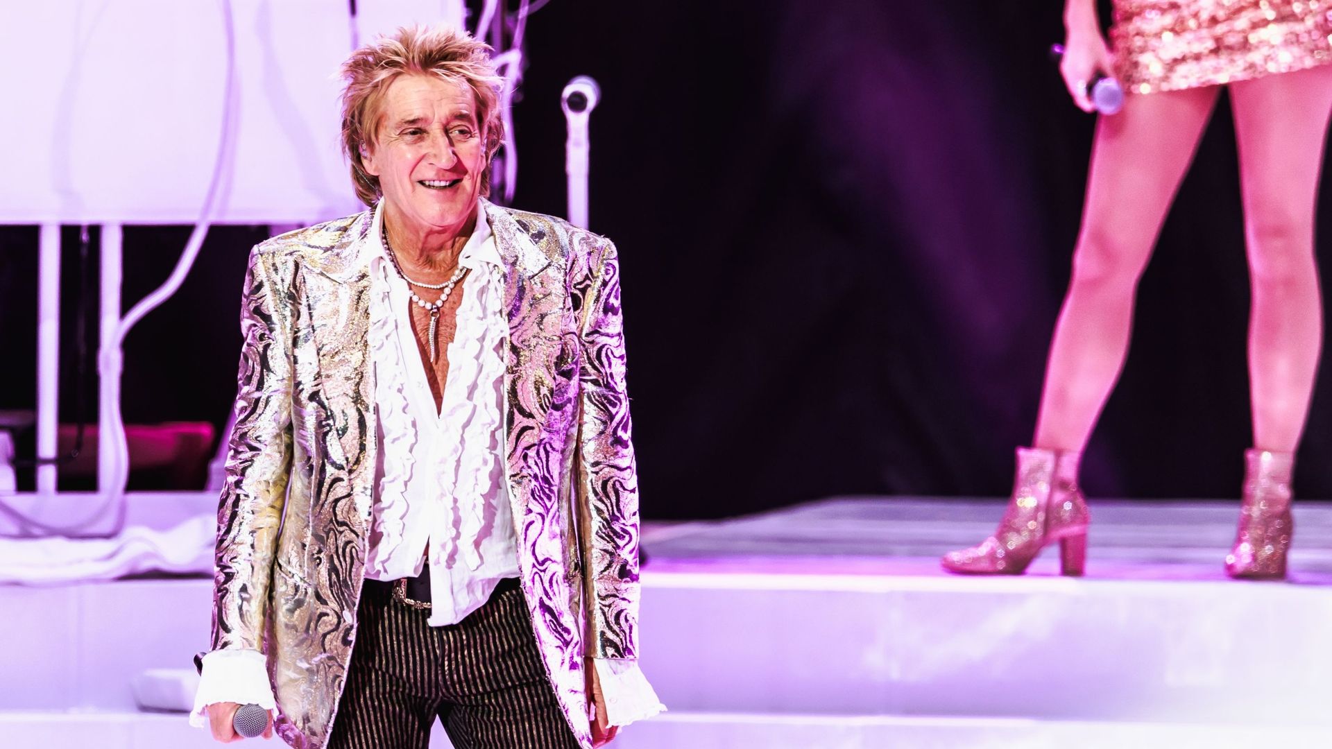 Rod Stewart rend un hommage insolite à Ozzy Osbourne avec des selfies ...