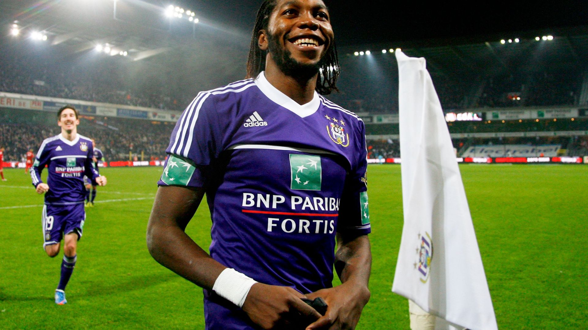 Mbokani 'ravi de rejoindre un très grand club'