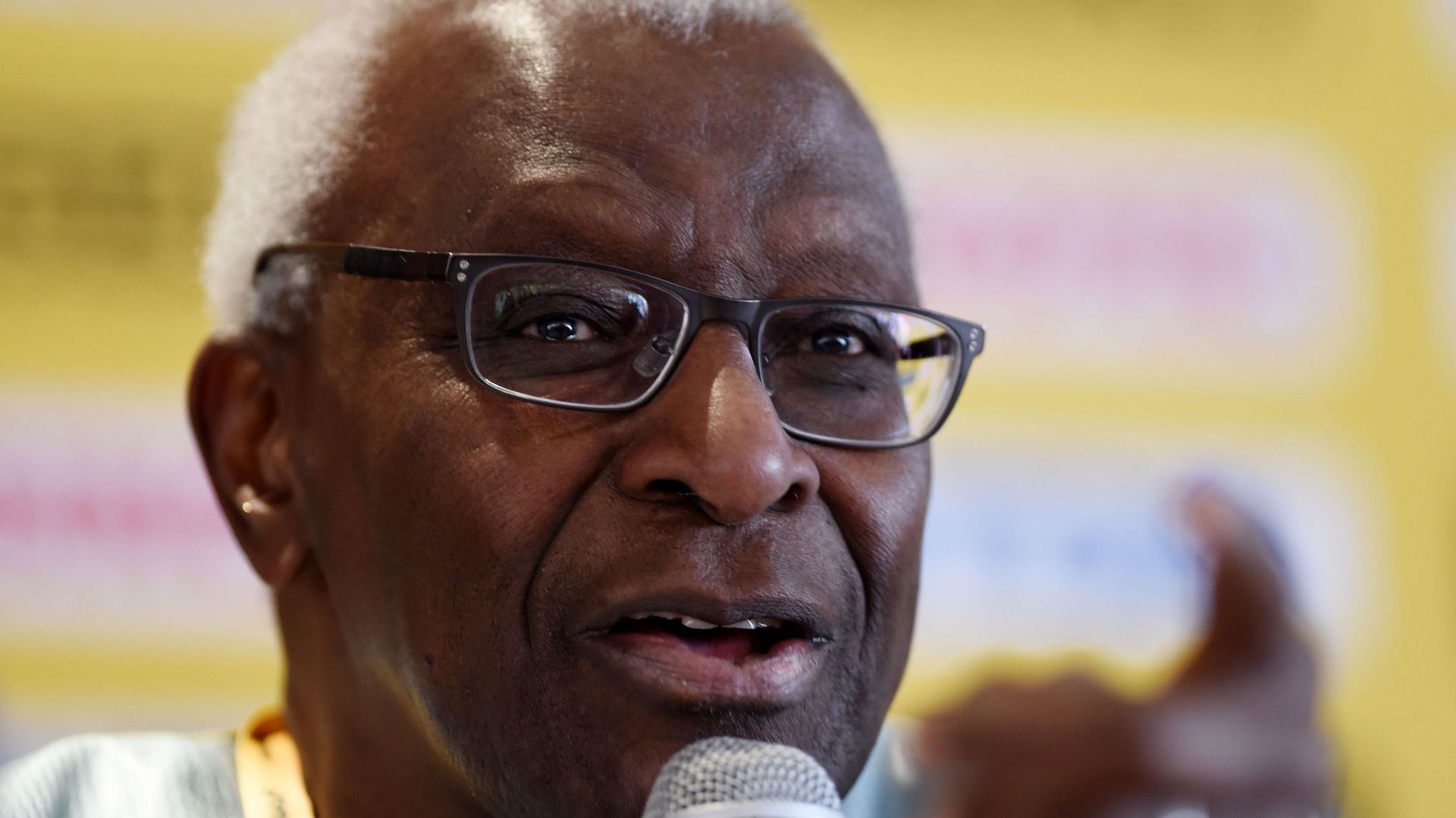 Le CIO suspend provisoirement Lamine Diack - RTBF Actus Le CIO suspend provisoirement Lamine Diack - RTBF Actus