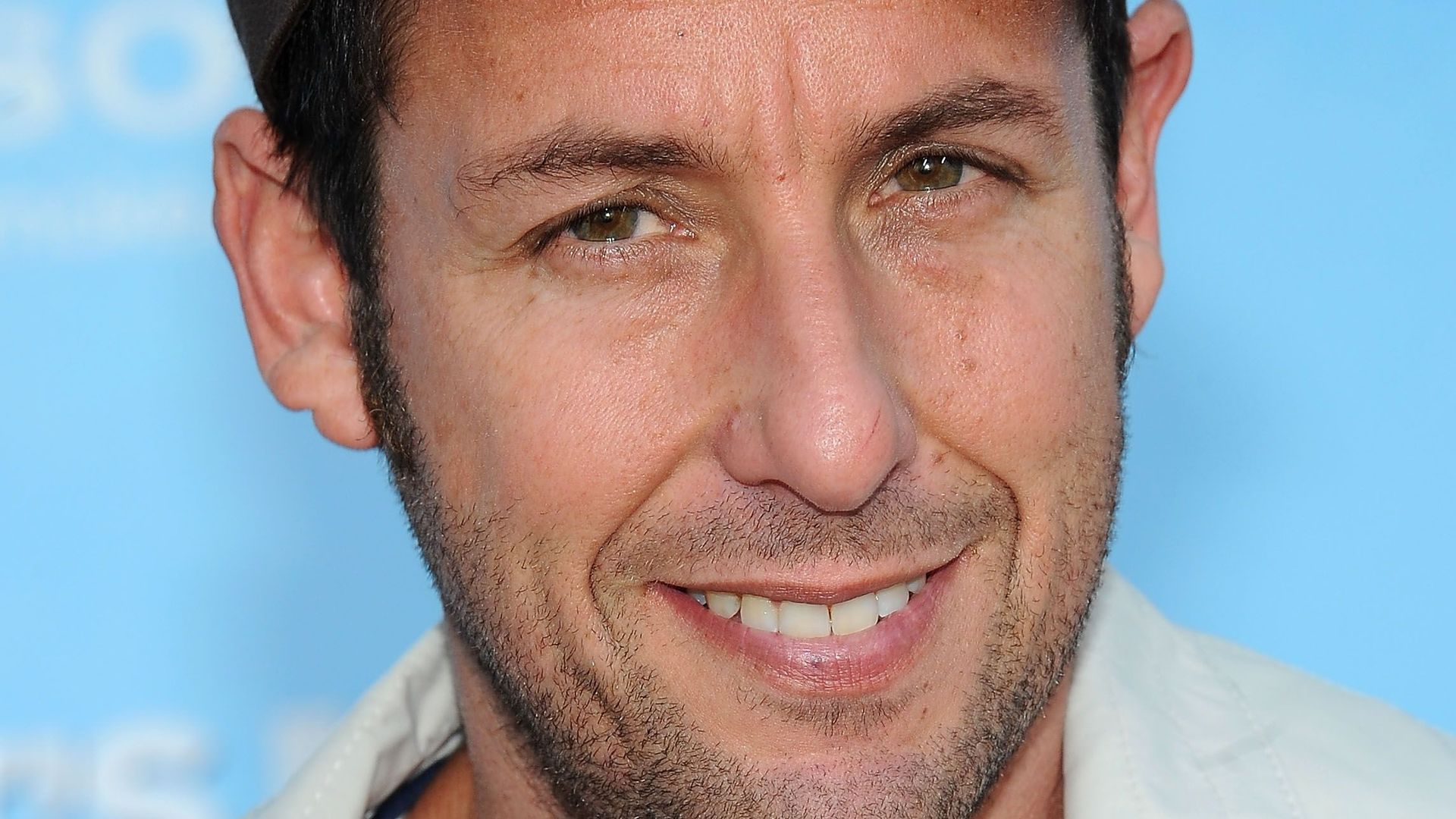 Netflix commande 4 films à Adam Sandler et annonce une série pour ...