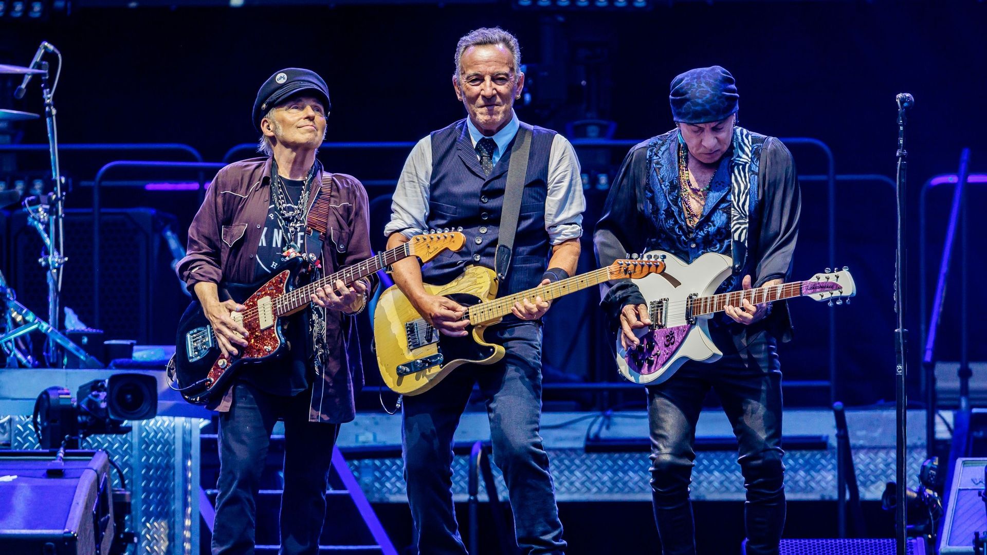 Fiorela18lopez reached her entrance. She opened. Very TALL.