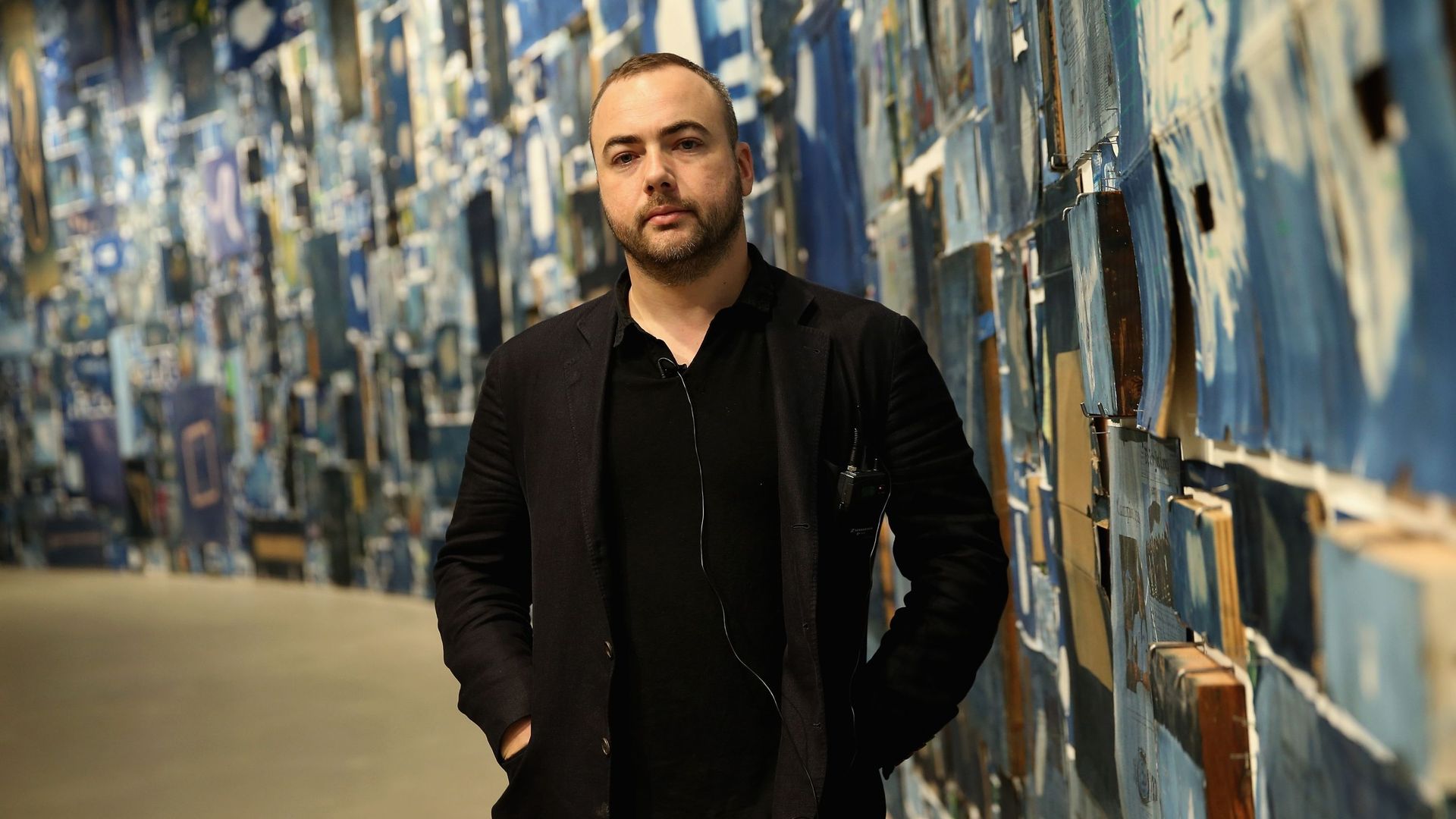 Charley Case 'exilé de la société en flammes' livre ses dernières œuvres depuis l'île de La ...