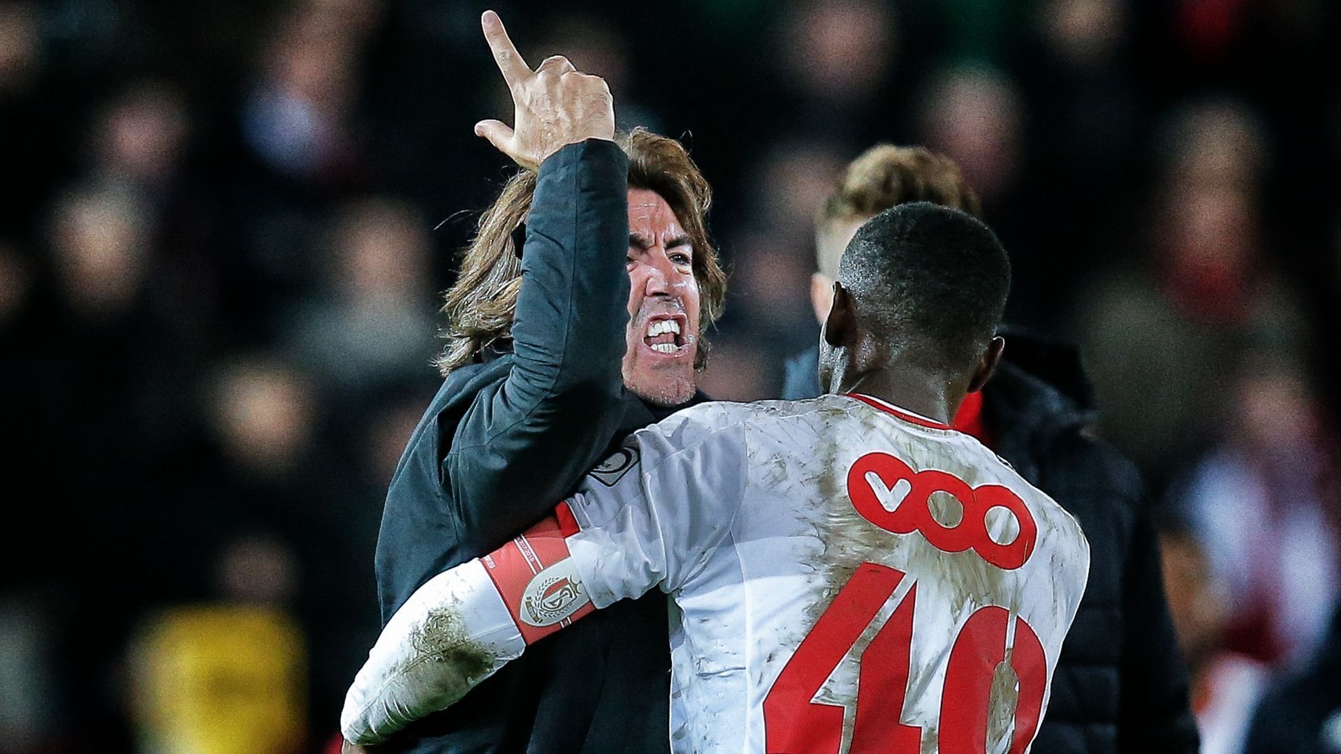 Sa Pinto, furieux, invective l'arbitre et est calmé par le duo ...