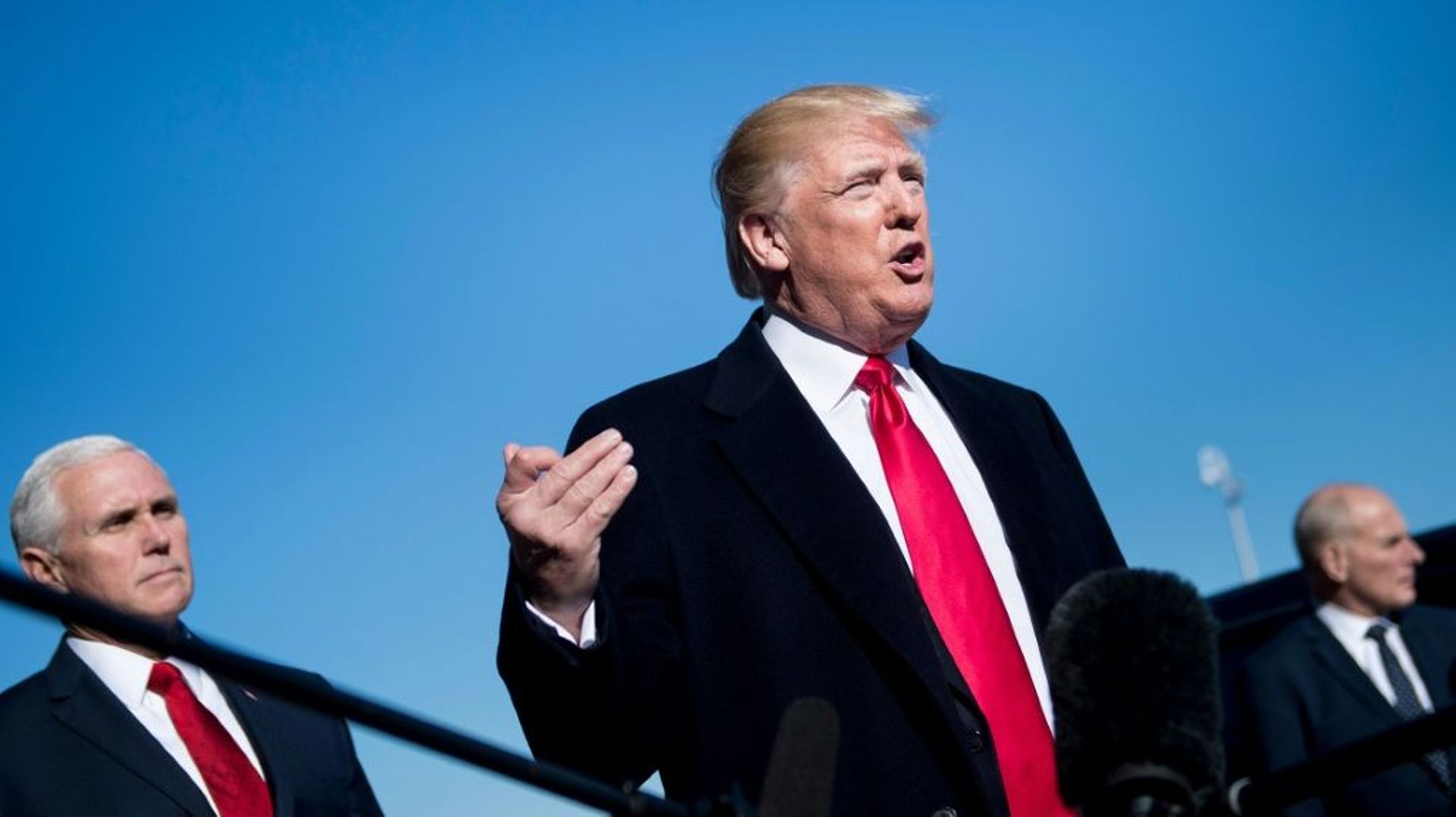 Donald Trump persiste et signe sur le mur à la frontière mexicaine - RTBF Actus