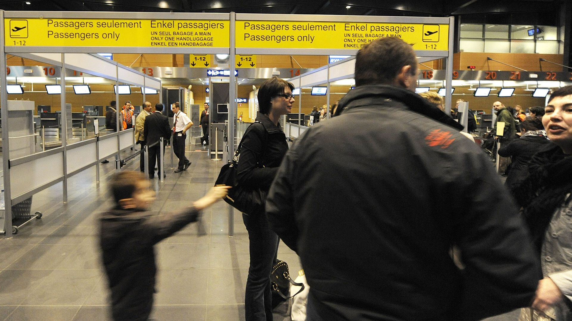 Aéroport de Charleroi : les policiers distribuent des tracts aux ...