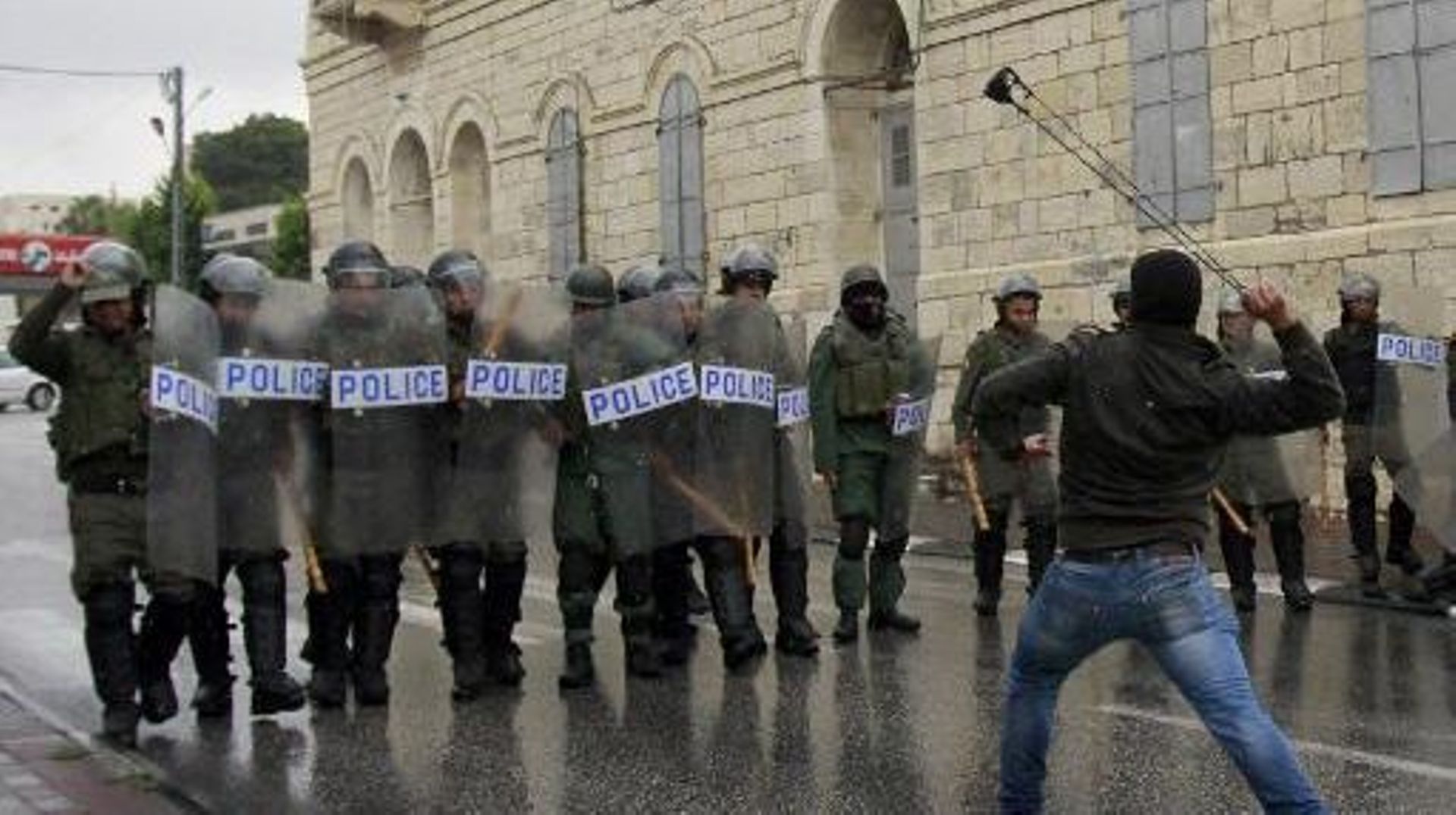 Les policiers bloquent 150 extrémistes juifs avant le mur des ...
