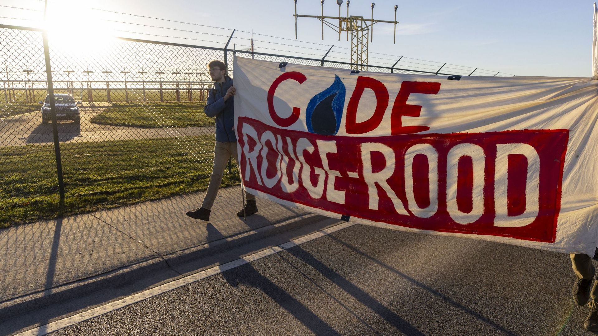 Des militants pour le climat du mouvement Code Rouge portent plainte ...