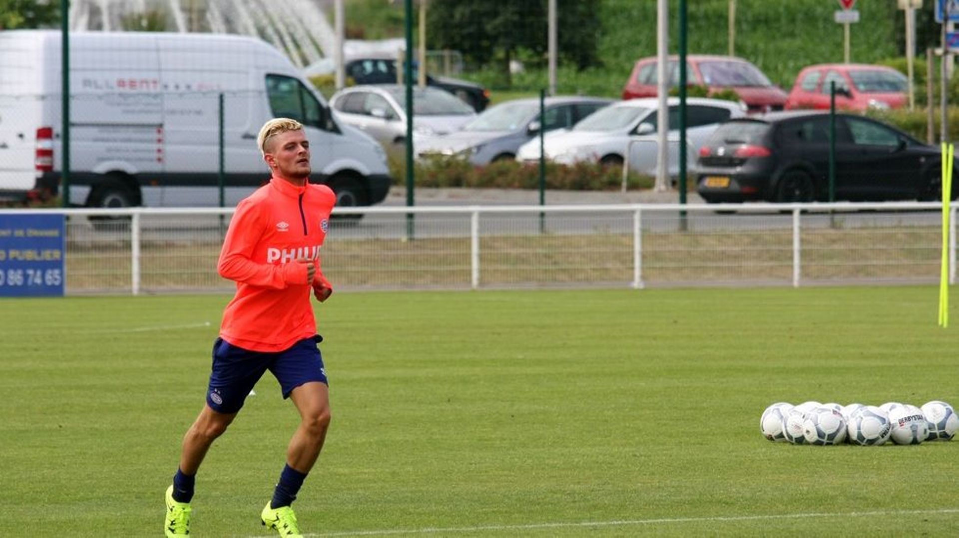 Victoire du PSV et assist lumineux de Lestienne - RTBF Actus