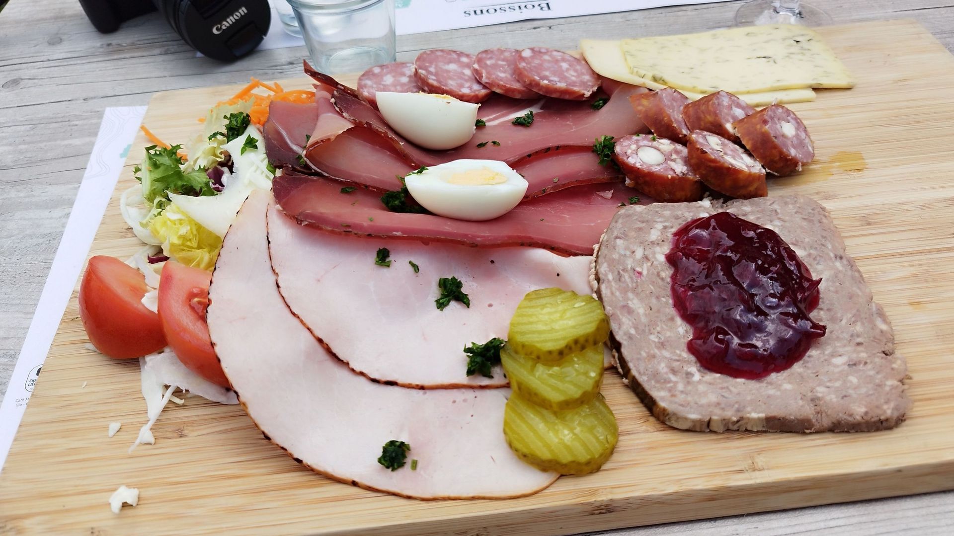 Camping haut de gamme au Cocoon Village de Han-sur-Lesse - RTBF Actus