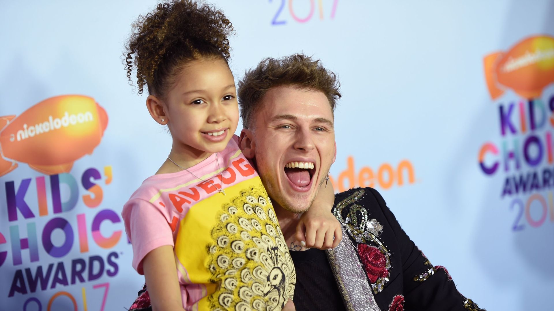 Le rappeur Machine Gun Kelly à l'affiche de 'Bird Box' avec Sandra ...