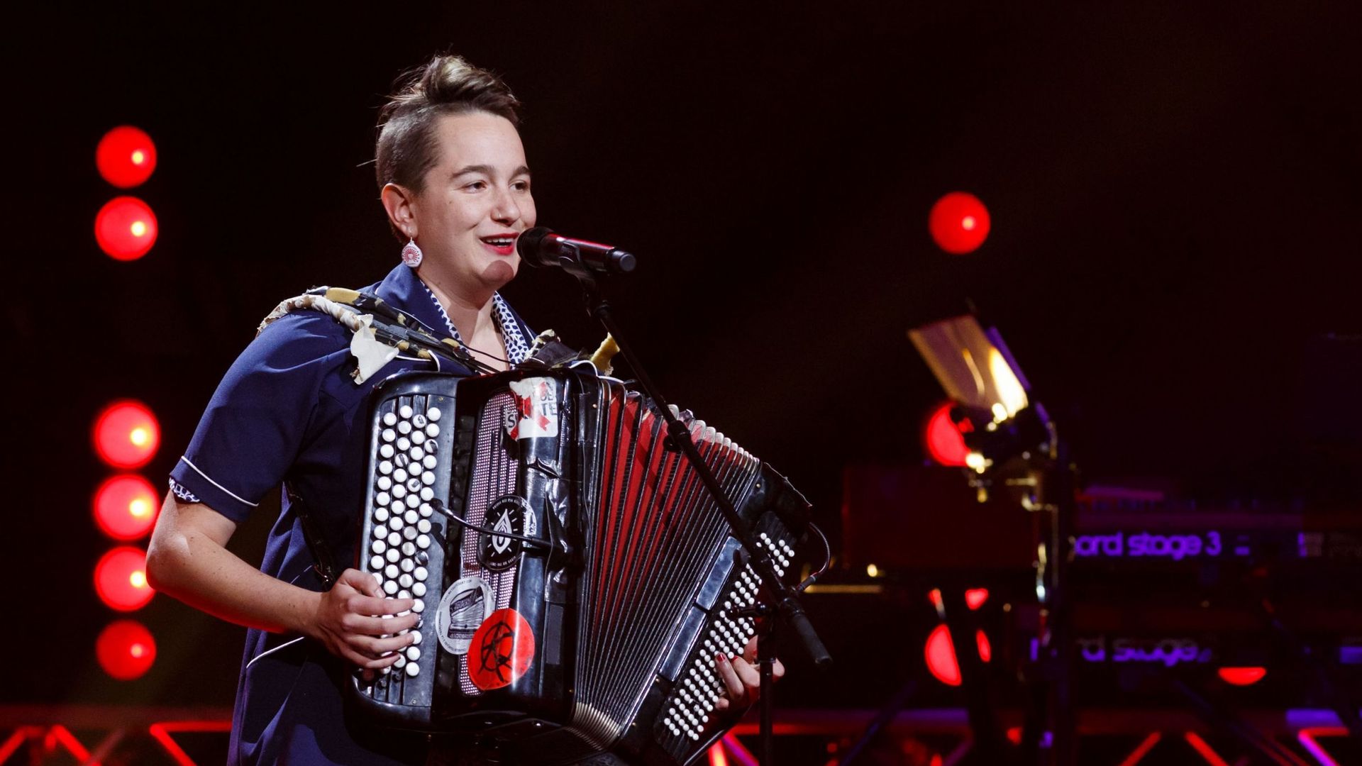 Emeline Tout Court offre un beau moment rock'n'roll avec 'L'homme ...