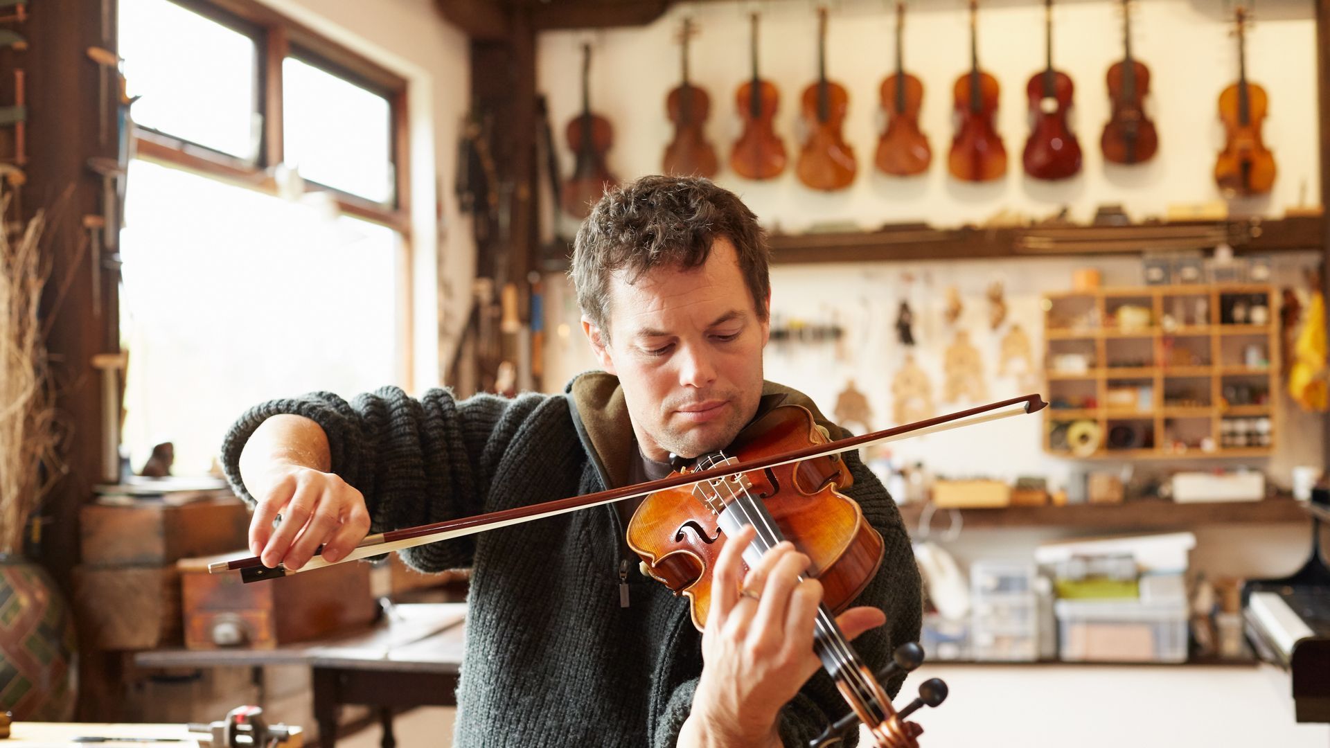 Rencontre avec un archetier et une luthière de l’Atelier Flagey - RTBF ...