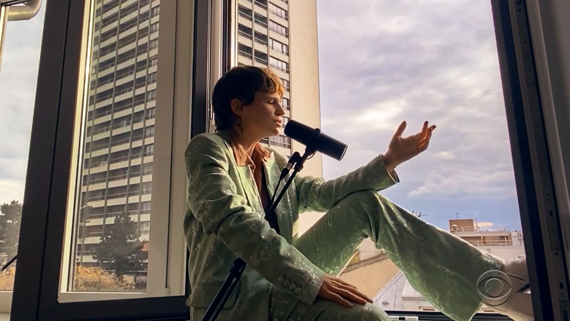 Christine & The Queens live à sa fenêtre pour Stephen Colbert - RTBF Actus