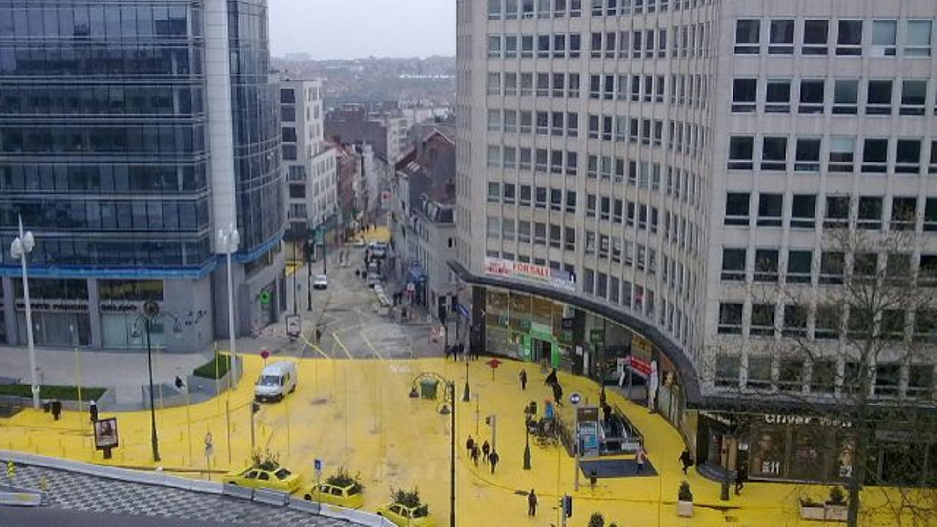 Bruxelles: peinte en jaune, la place Madou est rendue aux piétons ...