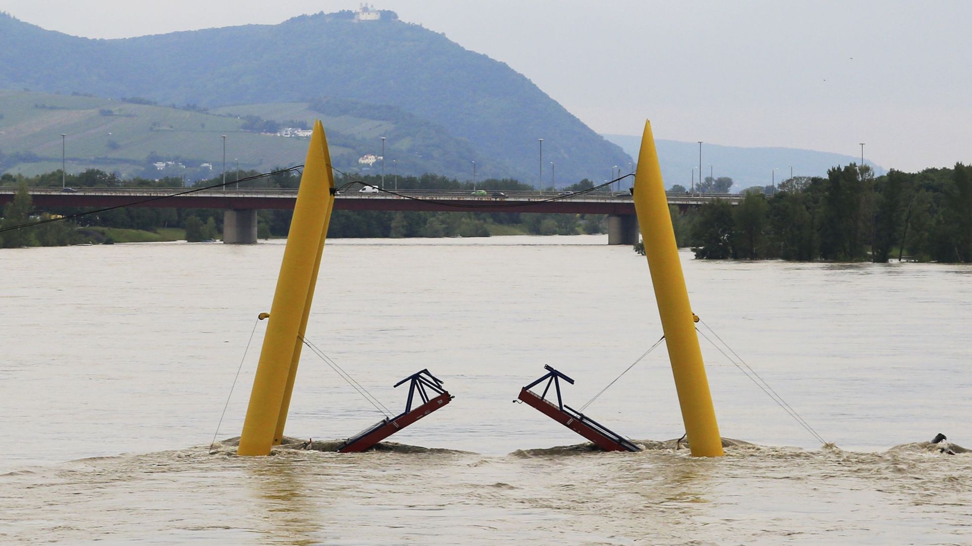 Inondations record du Danube à Budapest, les digues tiennent bon - RTBF ...