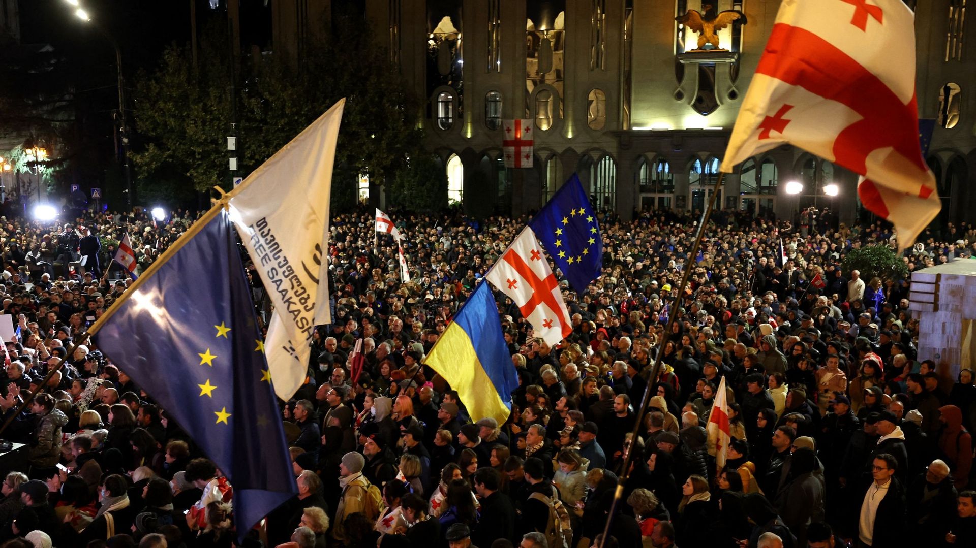 En Géorgie, des milliers de personnes manifestent à nouveau contre des fraudes électorales ...