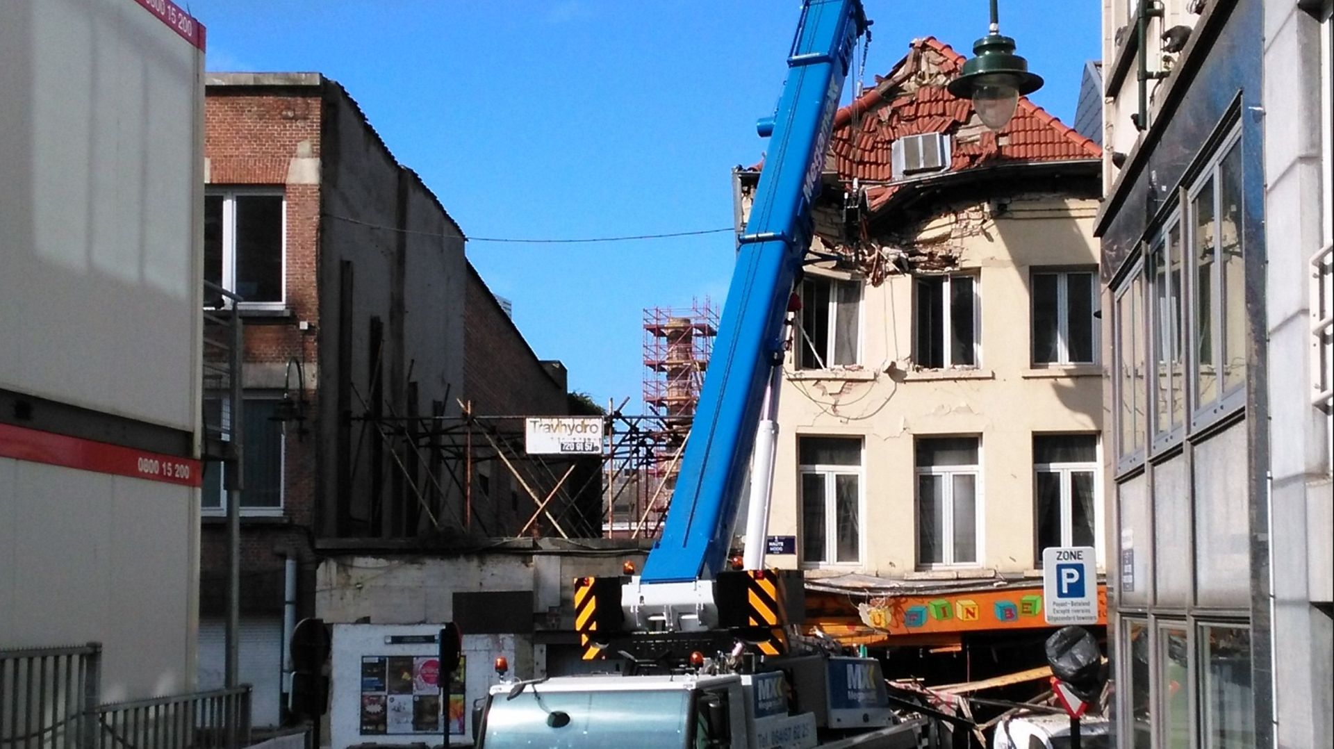 Un camion transportant une grue heurte une façade rue Haute à Bruxelles
