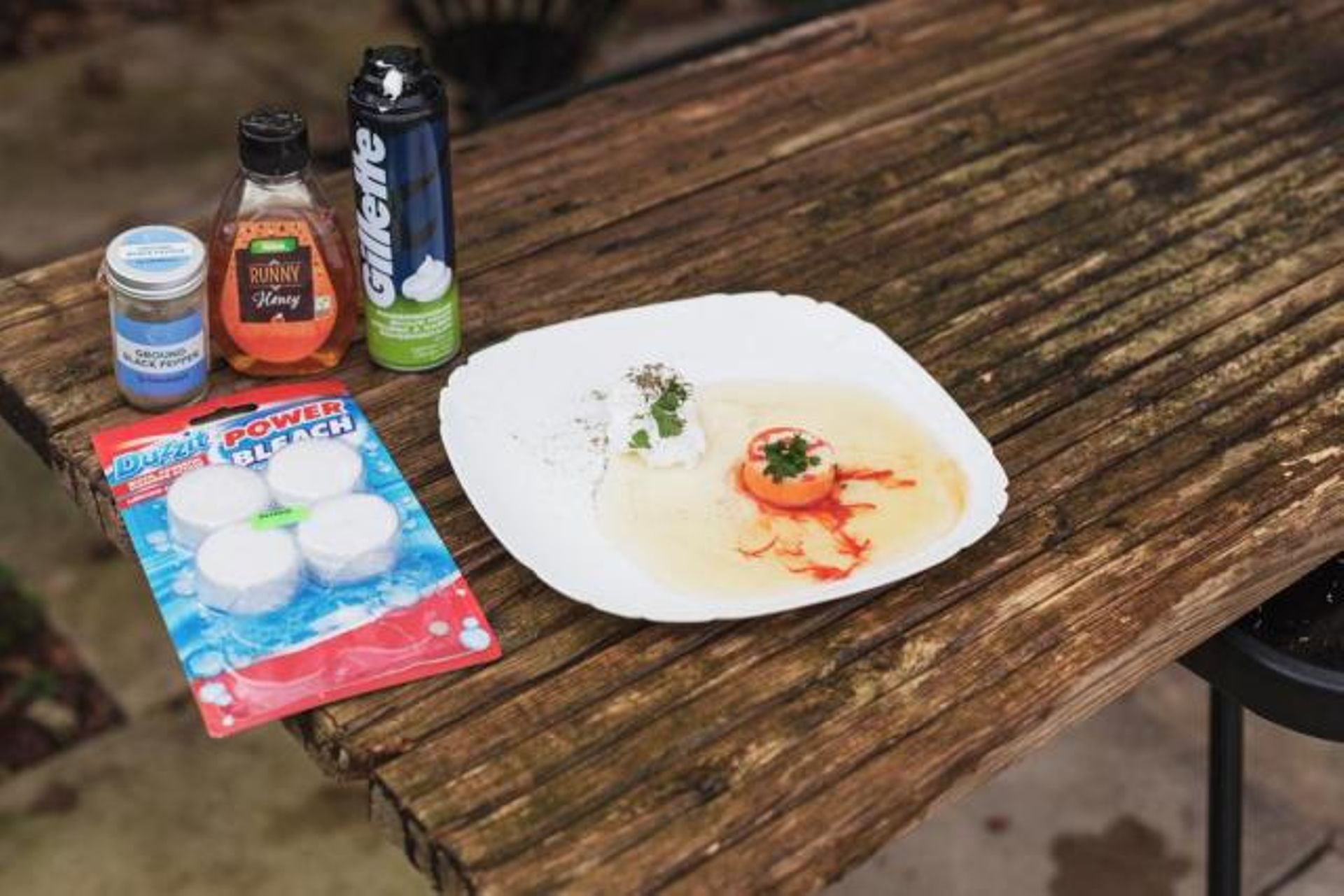 Pour dénoncer la désinformation, il crée un faux restaurant qui devient ...
