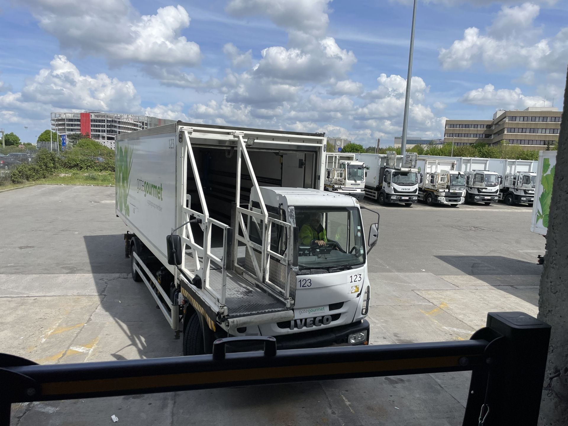 Comment sont préparés les plateaux-repas servis dans les avions ? Cap ...