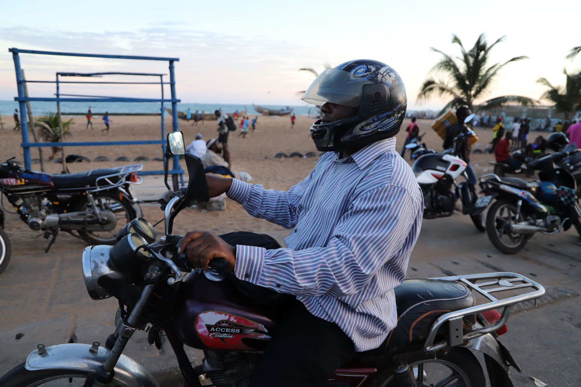 Motos-taxis au Togo: la survie comme moteur - RTBF Actus