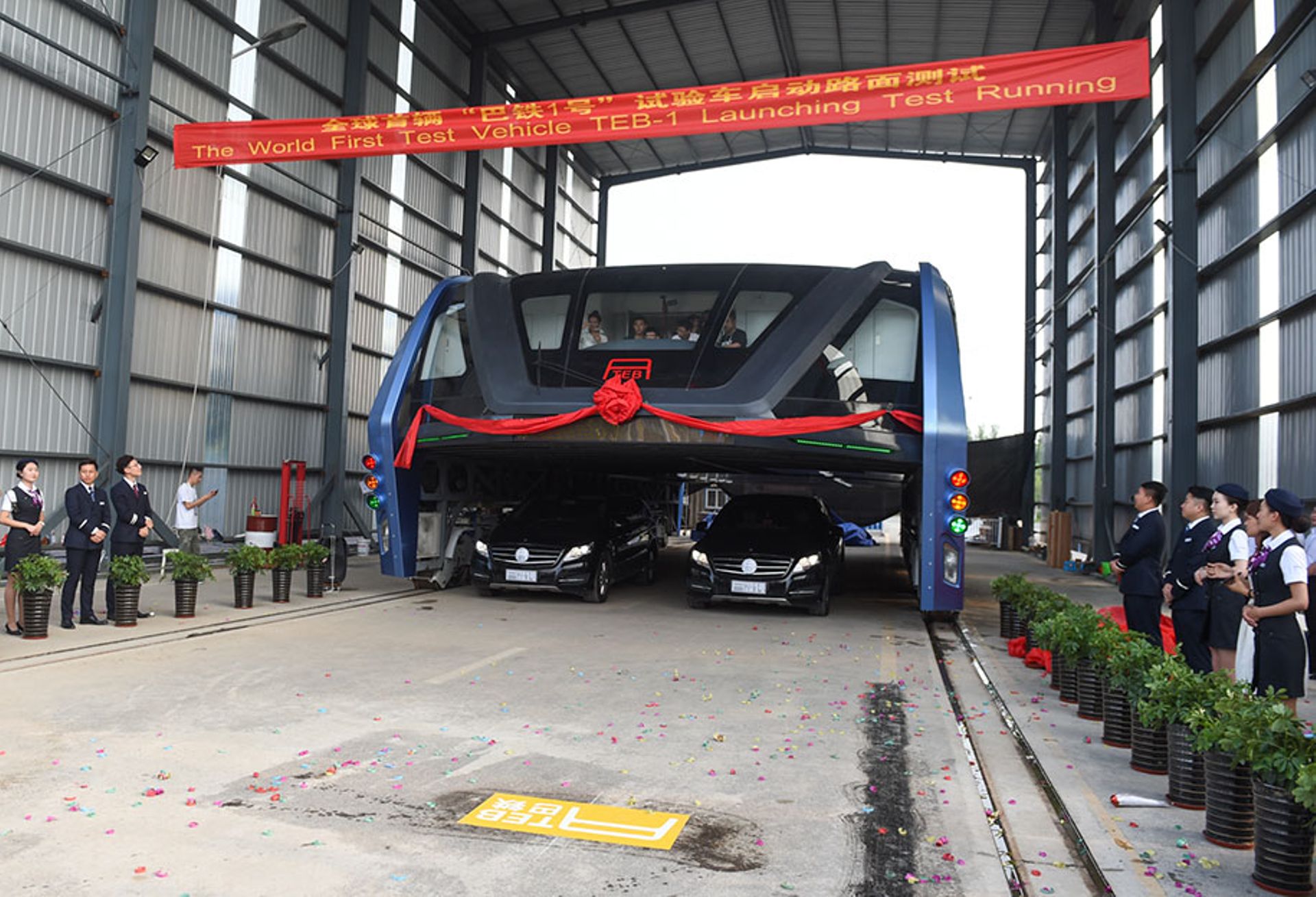 En Chine, l'incroyable bus qui passe au-dessus des voitures est déjà ...