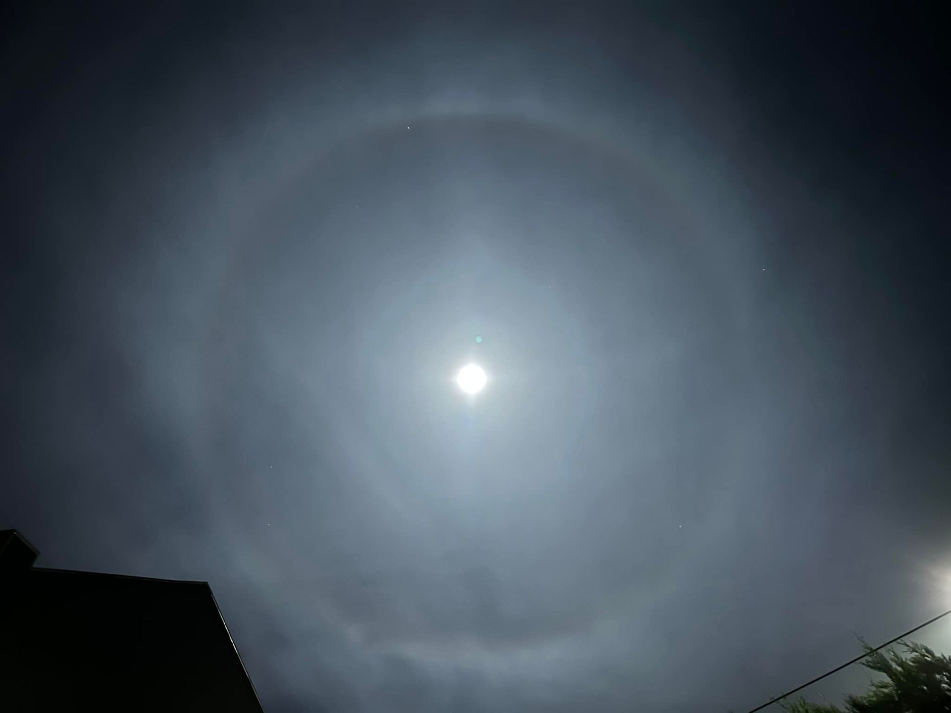 Halo lumineux autour de la Lune : comment expliquer ce phénomène ...