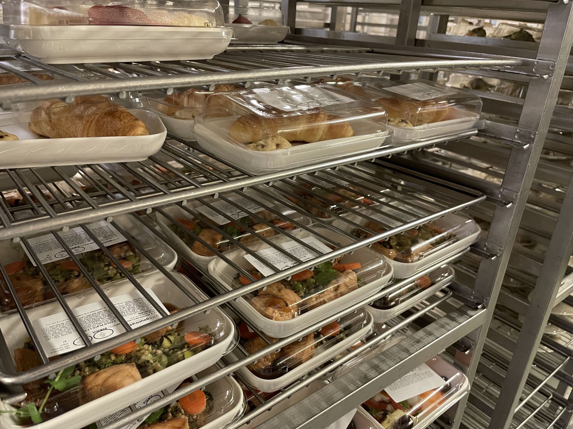 Comment sont préparés les plateaux-repas servis dans les avions ? Cap ...