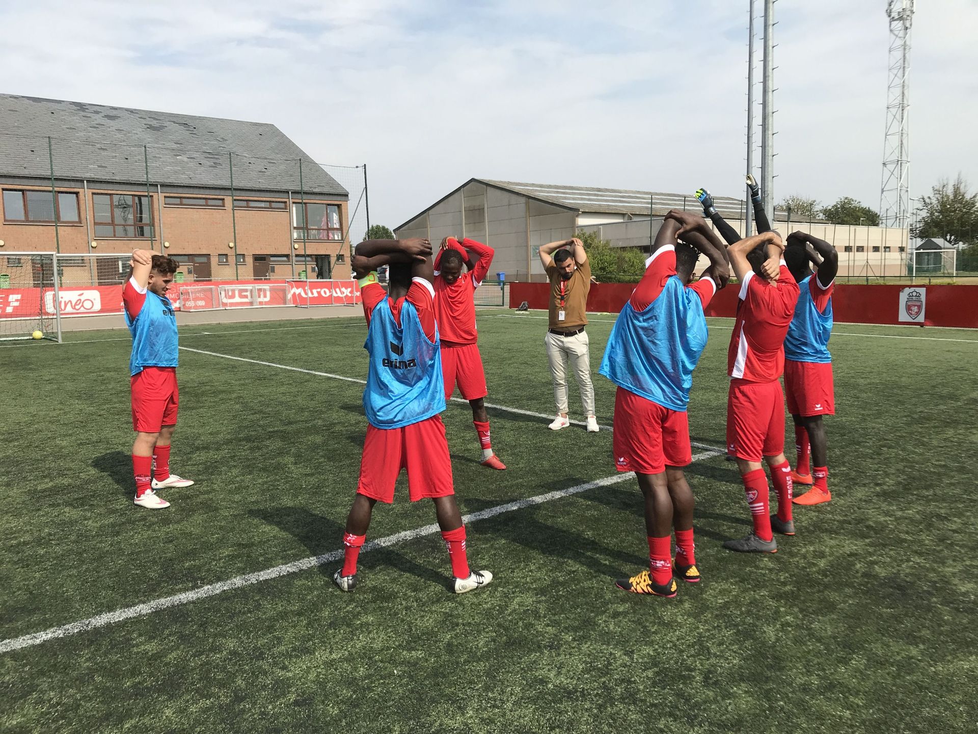 Football: le Royal Excel Mouscron lance une équipe de réfugiés - RTBF Actus
