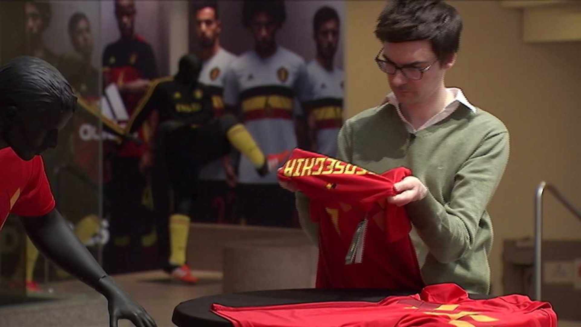 Pouvez-vous faire la différence entre le maillot officiel des Diables ...