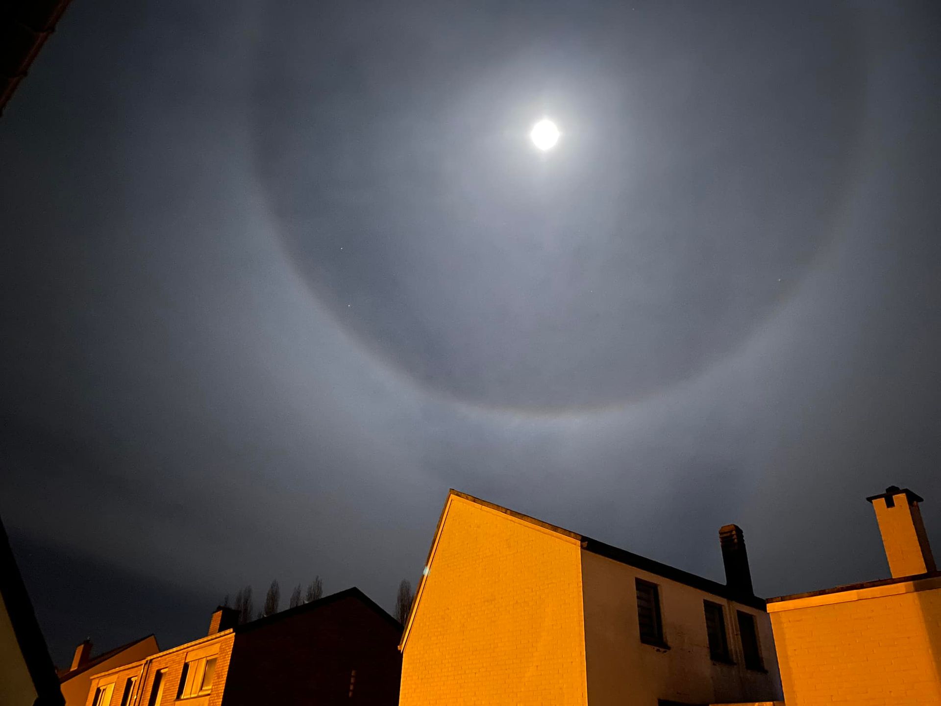 Halo lumineux autour de la Lune : comment expliquer ce phénomène ...