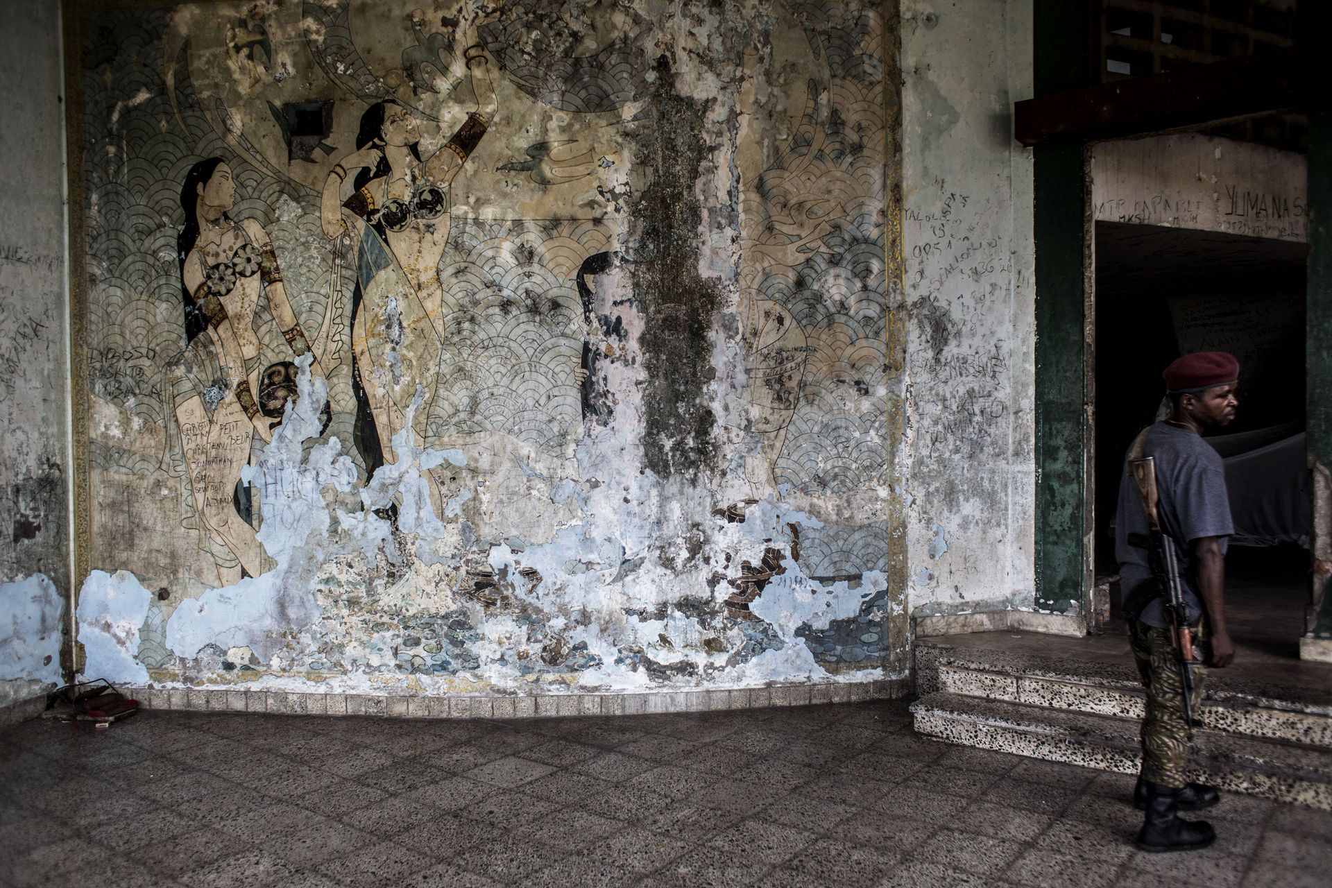 Que reste-t-il des palais de Mobutu vingt ans après sa mort? - RTBF Actus