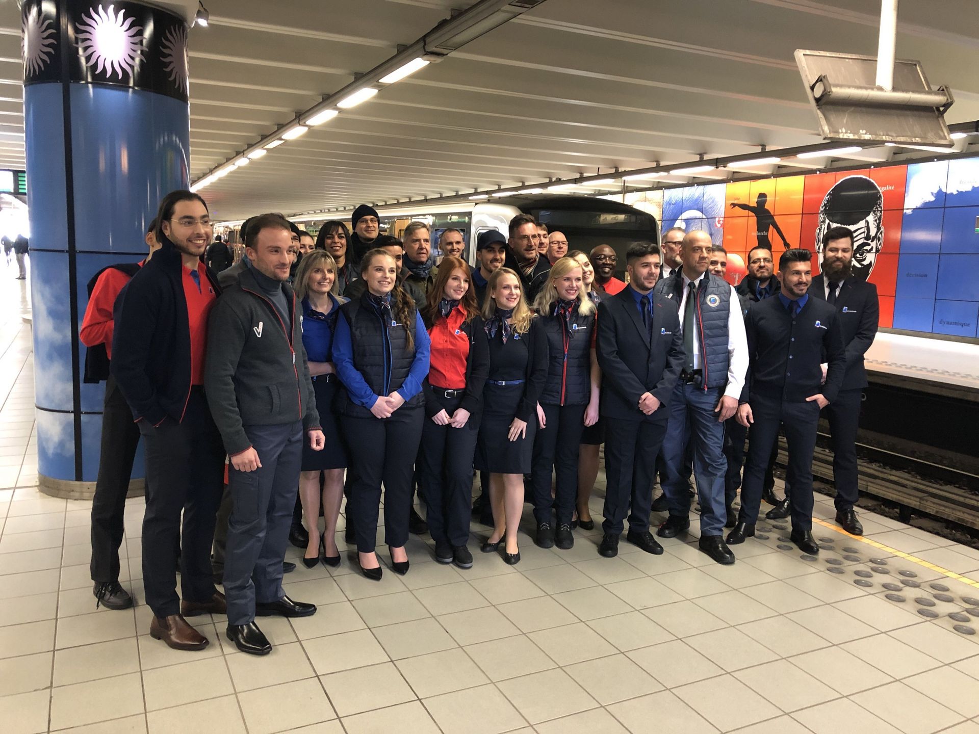 Le personnel de la Stib dans de nouveaux uniformes imaginés par Olivier ...