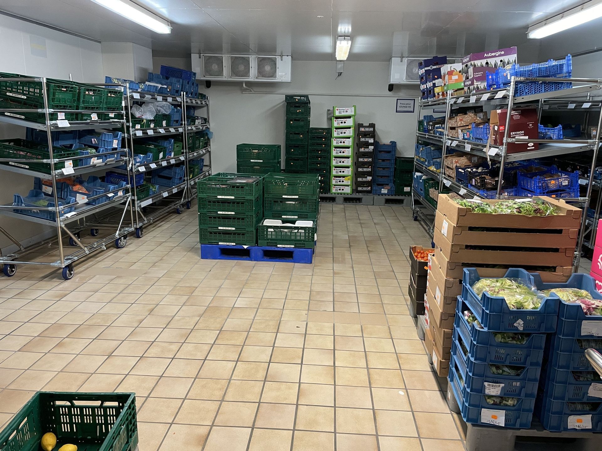 Comment sont préparés les plateaux-repas servis dans les avions ? Cap ...