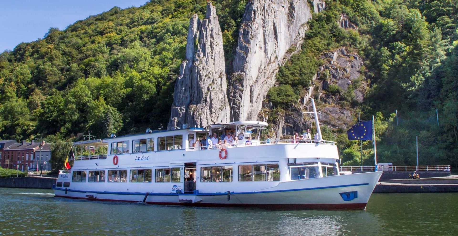 Flânez sur 'la croisette' de Dinant et embarquez pour une courte ...