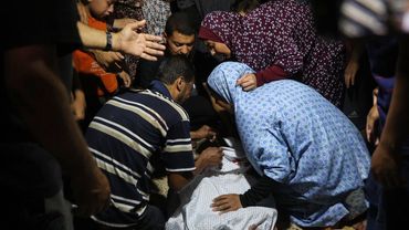 Une fillette palestinienne porte sa sœur blessée sur ses épaules pour ...