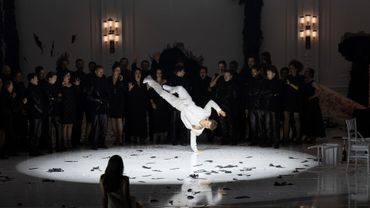 Linh enthousiasme le plateau en interprétant son titre 'Alors alors' en ...