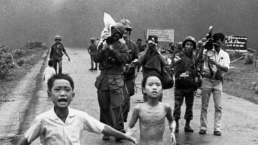Guerre du Viêt Nam : «la petite fille au napalm» une photo qui a fait le tour du monde - RTBF Actus