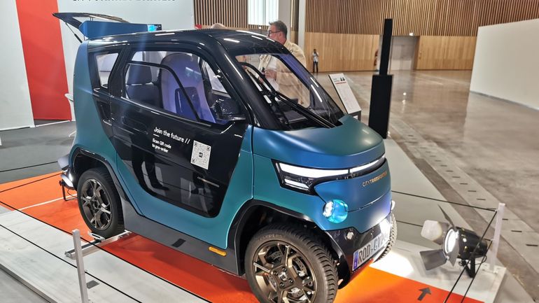 A la découverte de la voiture la plus étroite du monde - RTBF Actus