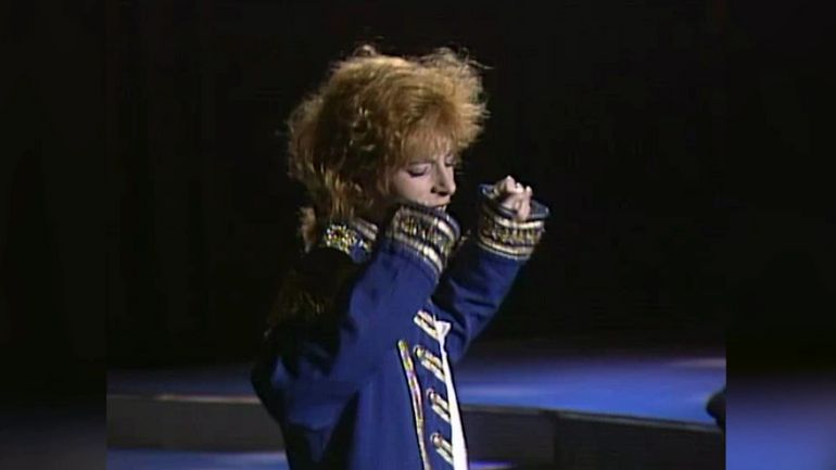 Marianne James incarne Maria Ulrika Von Glott et chante 'Les mandarines ...