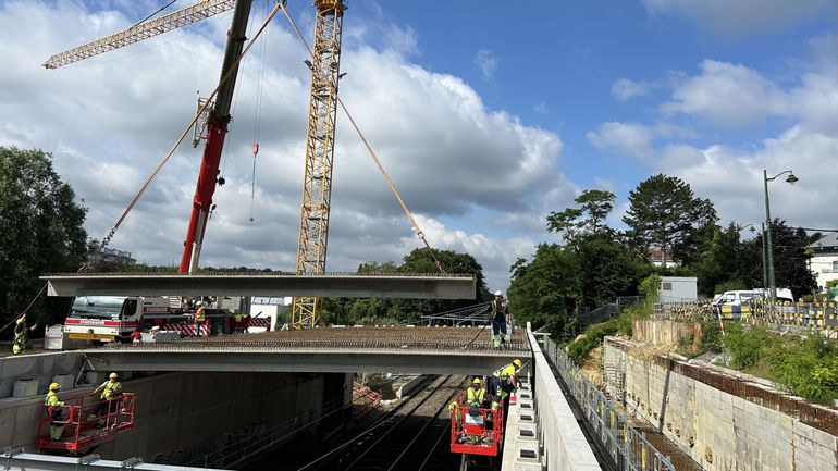 Uccle : La nouvelle structure du pont Carsoel a été posée ce week-end ...