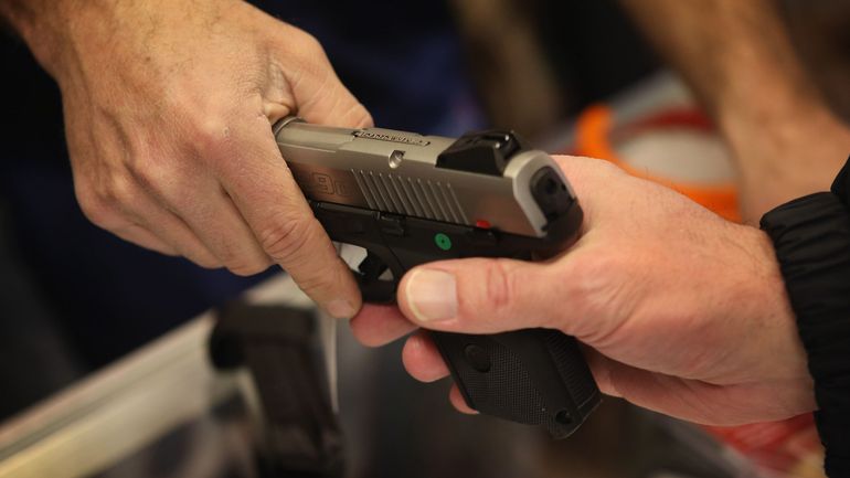 Acheter son arme en deux étapes simples aux États-Unis - RTBF Actus