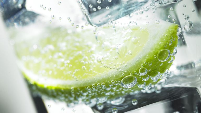 Eau gazeuse : quels bienfaits et quels risques pour la santé ? - RTBF Actus
