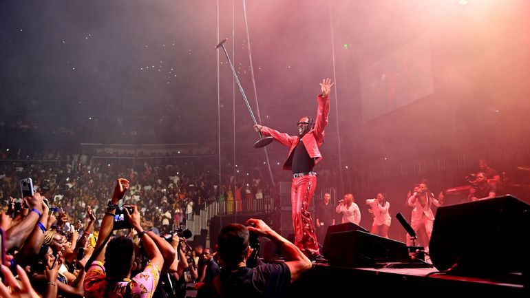 Marianne James incarne Maria Ulrika Von Glott et chante 'Les mandarines ...