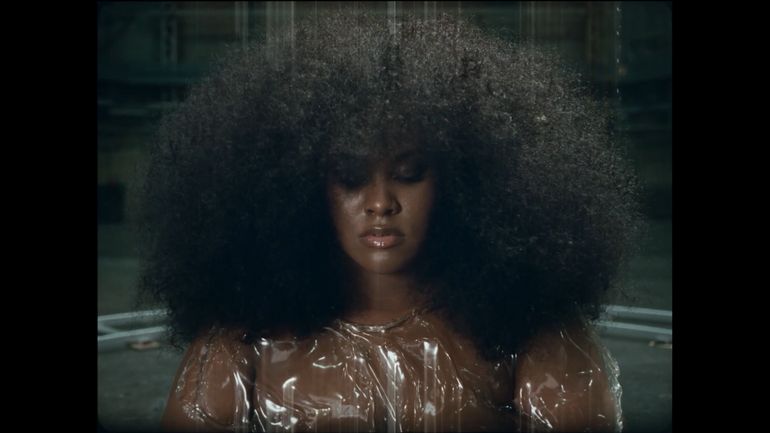 Yseult se donne corps et âme pour son dernier clip - RTBF Actus