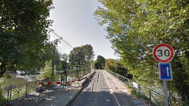 Déversoir à Landelies: la route de Leernes à Montigny-le Tilleul à ...