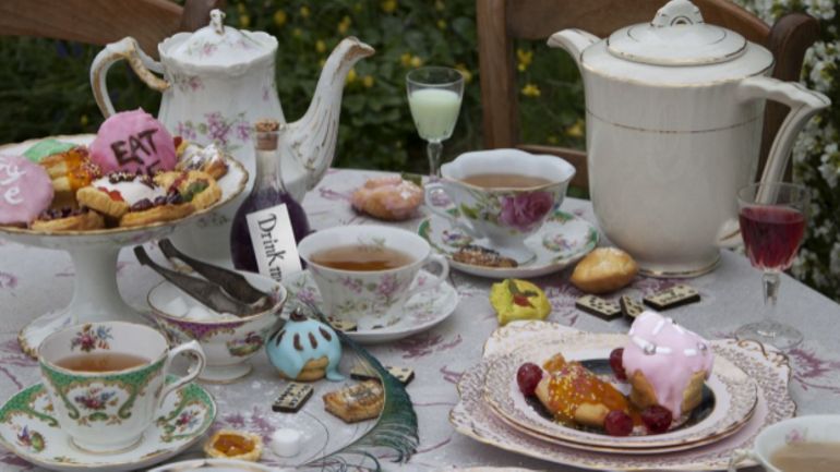 Les plus célèbres scènes de repas de littérature mises en scène par un ...