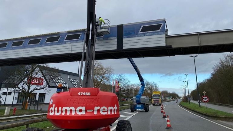 La passerelle de Walibi Express fait peau neuve - RTBF Actus