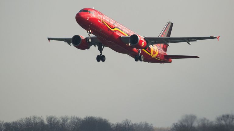 Six photos de fans sur l'avion des Diables rouges - RTBF Actus